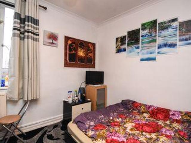 3 Bedrooms Flat for sale in Hallfield Estate, London W2