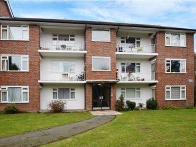 3 Bedrooms Flat for sale in Herga Court, Stratford Road, Watford, Hertfordshire WD17