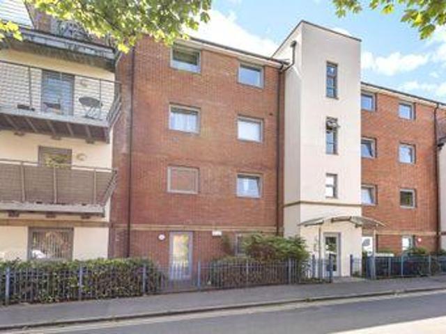 3 Bedrooms Flat for sale in High Wycombe, Buckinghamshire HP11