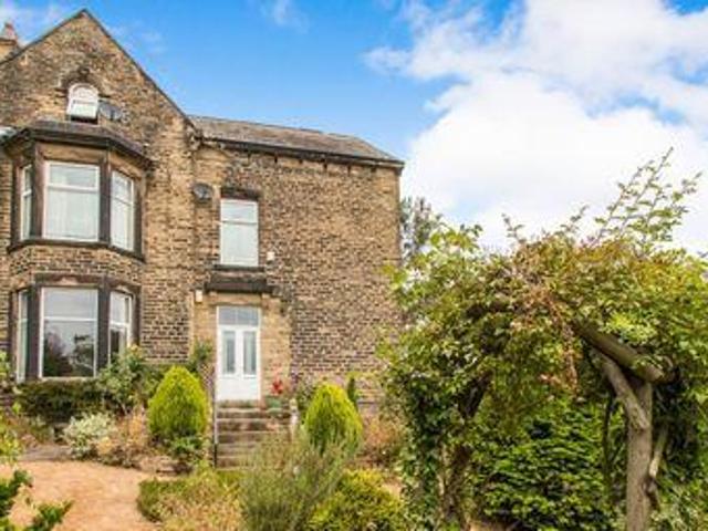 3 Bedrooms Flat for sale in Hillcrest Road, Dewsbury WF12