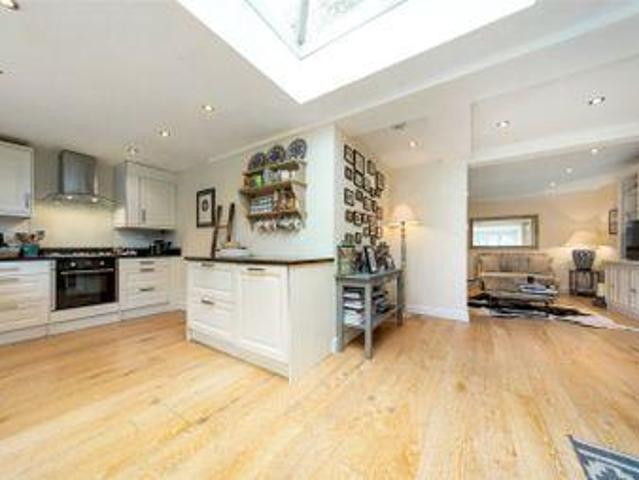 3 Bedrooms Flat for sale in Louvaine Road, St John´s Hill, London SW11