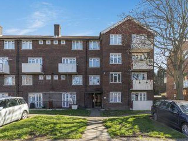 3 Bedrooms Flat for sale in Limbourne Avenue, Dagenham RM8