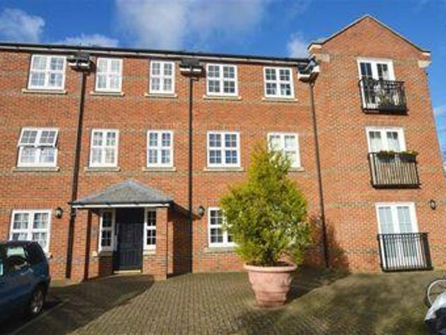 3 Bedrooms Flat for sale in Lime Tree Court, St Albans, Hertfordshire AL2