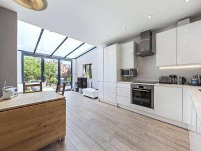 3 Bedrooms Flat for sale in Mora Road, London NW2