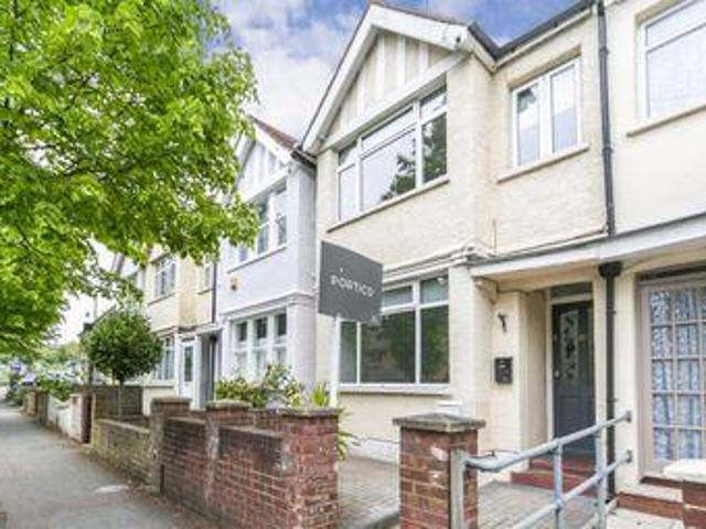 3 Bedrooms Flat for sale in Macdonald Road, London E17