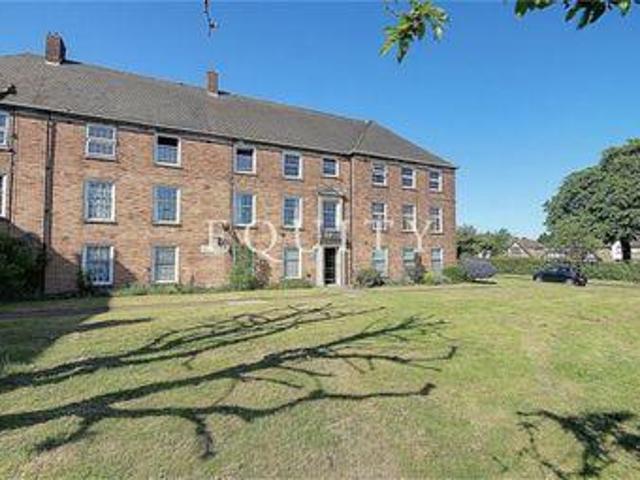 3 Bedrooms Flat for sale in Manor Court, Enfield EN1