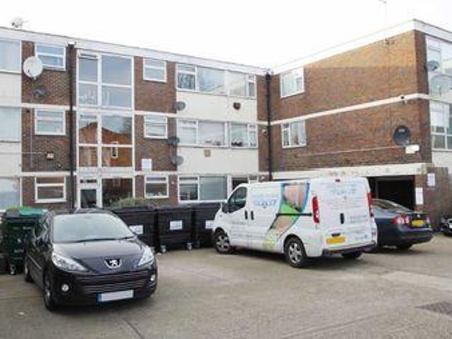 3 Bedrooms Flat for sale in Markfield Gardens, London E4