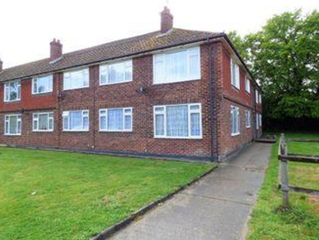 3 Bedrooms Flat for sale in Meadow Court, Farnborough GU14