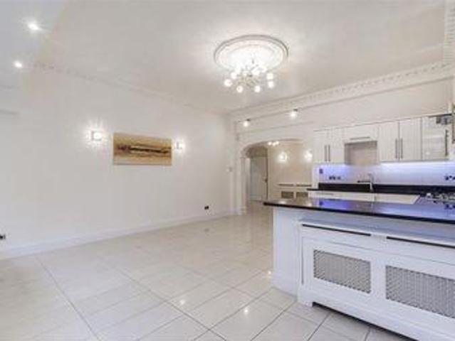 3 Bedrooms Flat for sale in Southwick Street, London W2