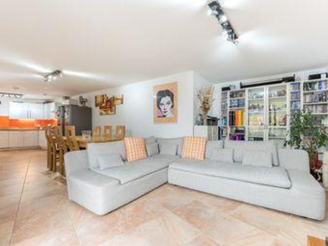 3 Bedrooms Flat for sale in St. Georges Grove, London SW17