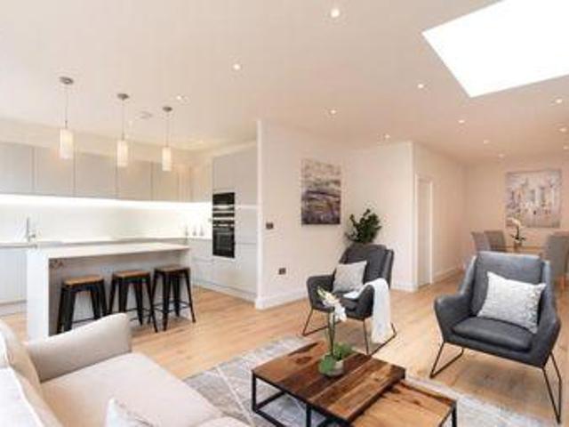 3 Bedrooms Flat for sale in St Johns Road, London NW11