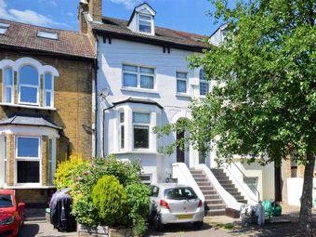 3 Bedrooms Flat for sale in Stanley Road, London E18