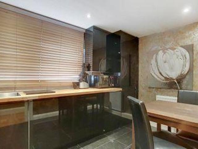 3 Bedrooms Flat for sale in Storey Street, London E16