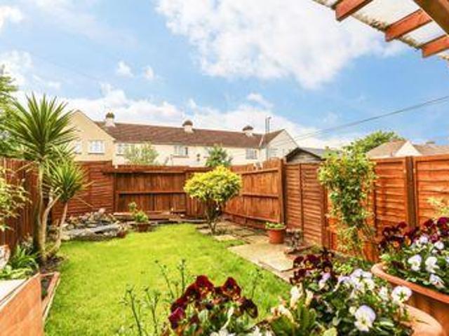 3 Bedrooms Flat for sale in Phipps Bridge Road, Mitcham CR4