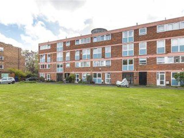 3 Bedrooms Flat for sale in Pinelands Close, St. Johns Park, London SE3