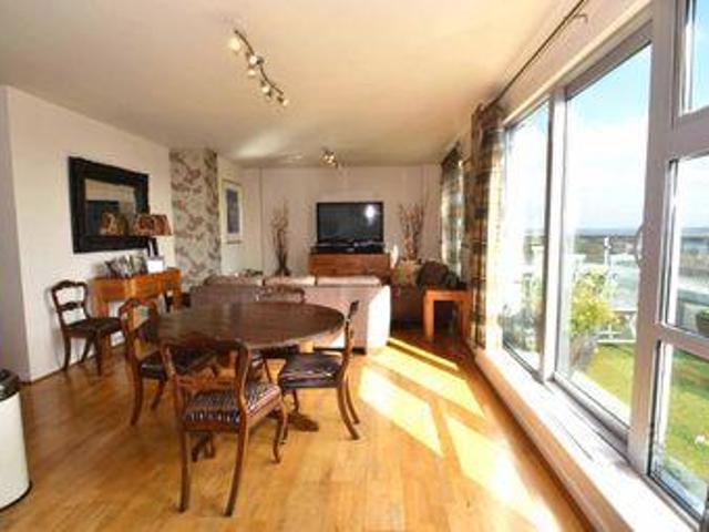 3 Bedrooms Flat for sale in Queen Mary Avenue, London E18