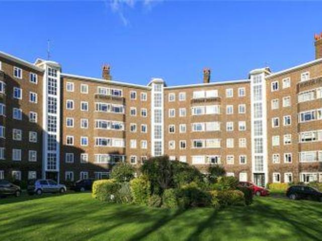 3 Bedrooms Flat for sale in Queens Court, Queens Road, Richmond TW10