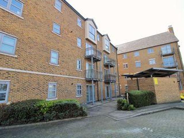 3 Bedrooms Flat for sale in Rotary Way, Colchester CO3