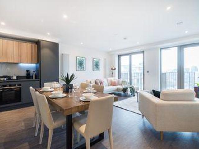 3 Bedrooms Flat for sale in Royal Docks West, Western Gateway, Canning Town E16