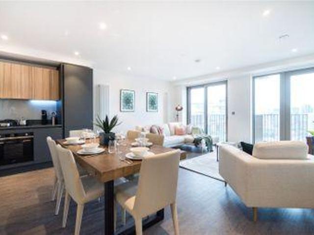 3 Bedrooms Flat for sale in Royal Docks West, Western Gateway, London E16