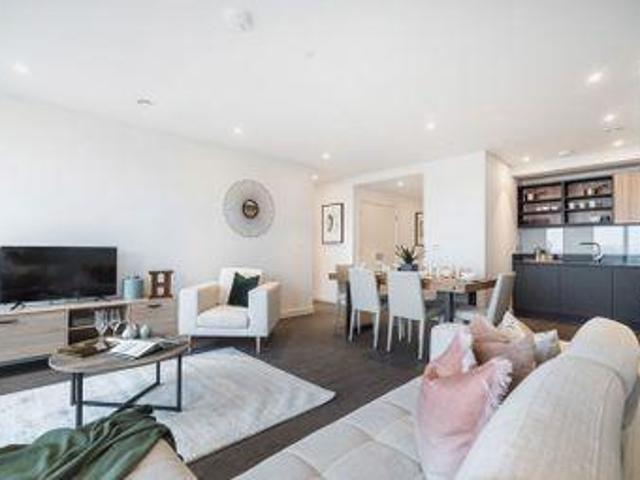 3 Bedrooms Flat for sale in Royal Docks West, Western Gateway, London E16