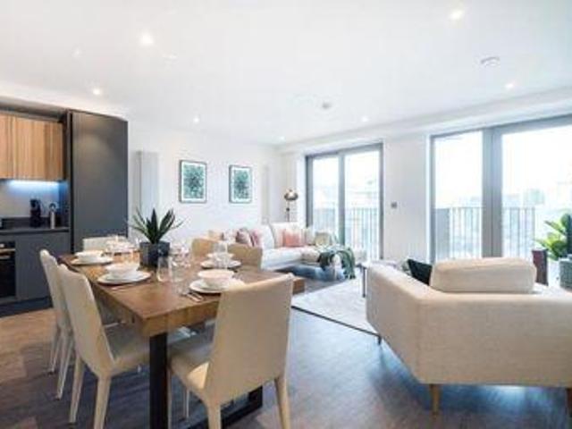 3 Bedrooms Flat for sale in Royal Docks West, Royal Victoria E16