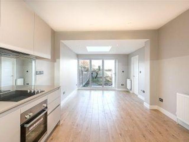 3 Bedrooms Flat for sale in Robson Avenue, London NW10
