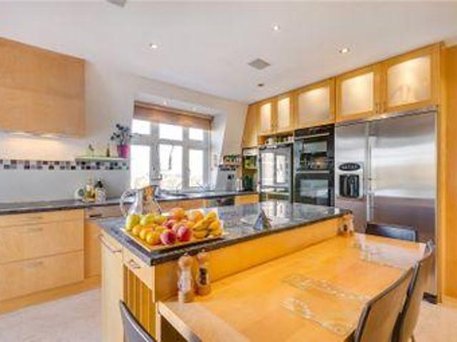 3 Bedrooms Flat for sale in Ross Court, 81 Putney Hill, London SW15