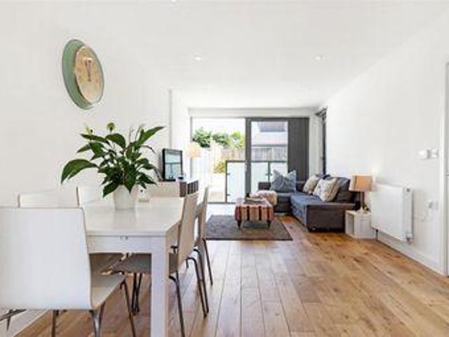 3 Bedrooms Flat for sale in Radbourne Road, London SW12