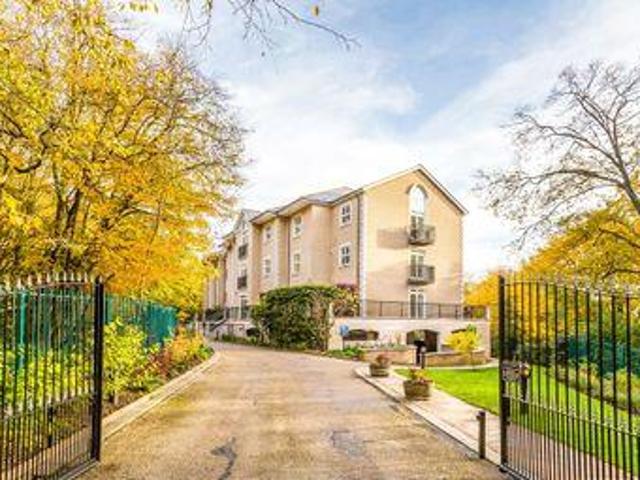 3 Bedrooms Flat for sale in Regents Drive, Woodford Green IG8