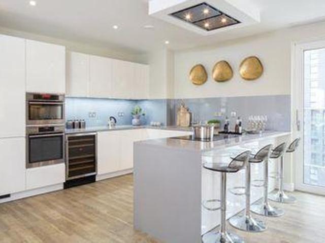 3 Bedrooms Flat for sale in Waterford Point, Nine Elms Points SW8