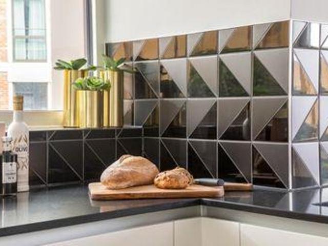 3 Bedrooms Flat for sale in Walworth Square, Walworth, London SE17