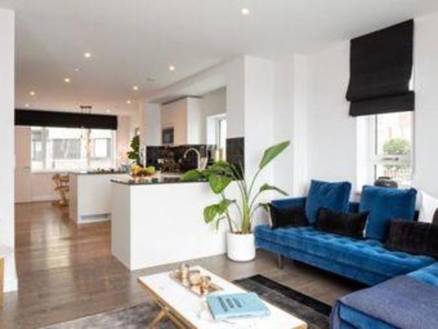 3 Bedrooms Flat for sale in Walworth Square, Walworth, London SE17