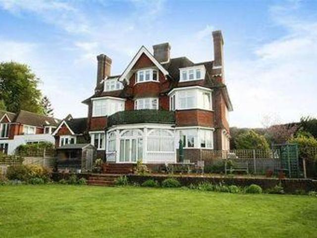 3 Bedrooms Flat for sale in Warwicks Bench, Guildford GU1