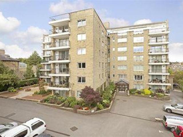 3 Bedrooms Flat for sale in Wentworth Court, Harrogate, North Yorkshire HG2