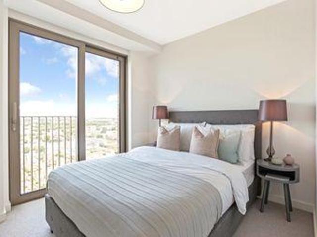 3 Bedrooms Flat for sale in Western Gateway, London E16
