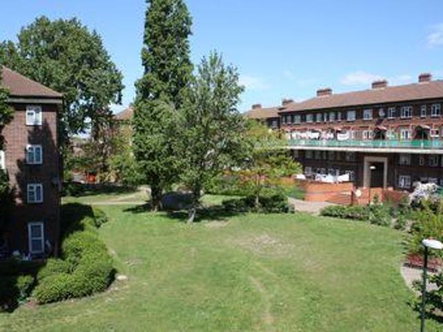 3 Bedrooms Flat for sale in Whiting Ave, Barking IG11
