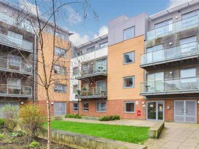 3 Bedrooms Flat for sale in Talbot Close, Mitcham, Surrey CR4
