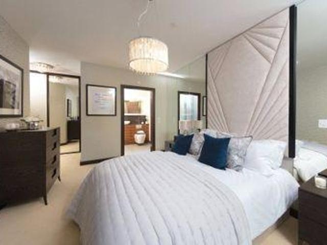 3 Bedrooms Flat for sale in Telcon Way, Greenwich SE10