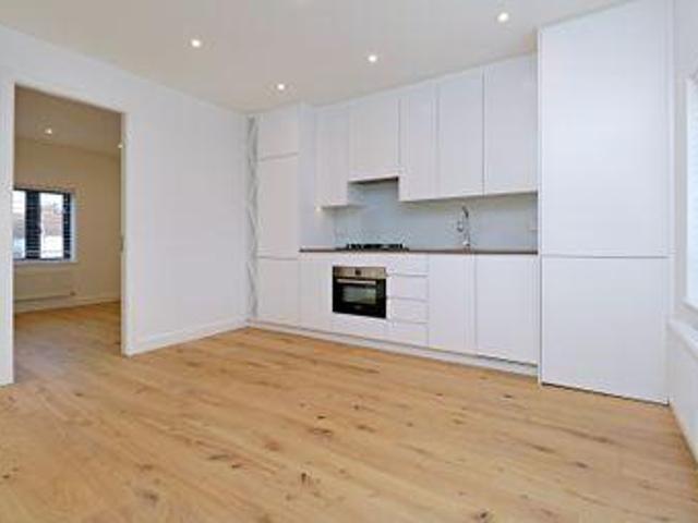 3 Bedrooms Flat for sale in The Fairway, London W3