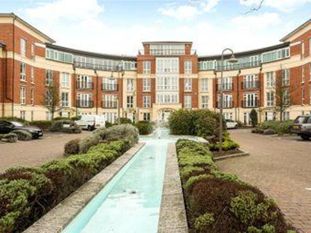 3 Bedrooms Flat for sale in Trevelyan Court, Windsor, Berkshire SL4