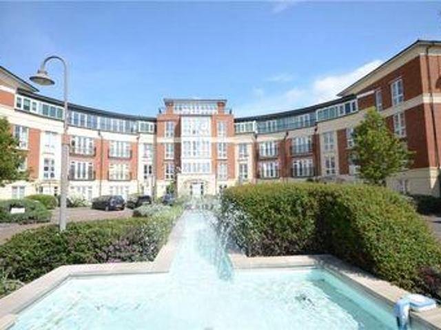 3 Bedrooms Flat for sale in Trevelyan Court, Windsor, Berkshire SL4