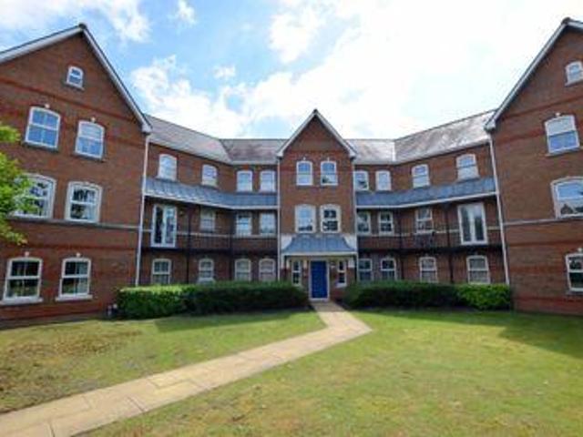 3 Bedrooms Flat for sale in Turners Avenue, Fleet GU51