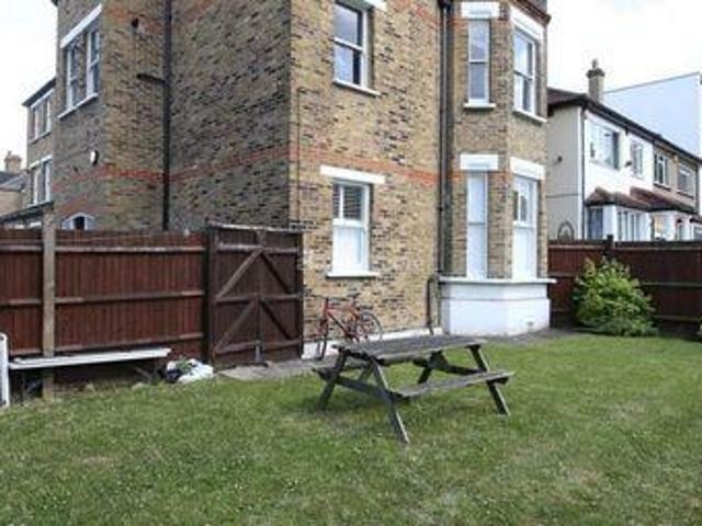 3 Bedrooms Flat for sale in Underhill Road, London SE22