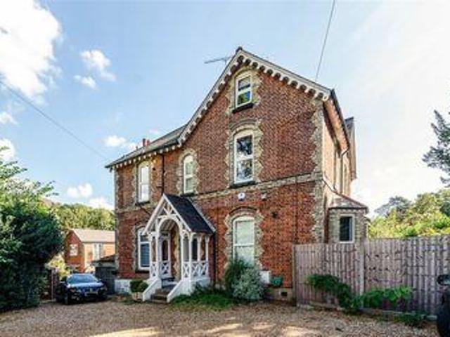 3 Bedrooms Flat for sale in Valley Road, Kenley, Surrey CR8