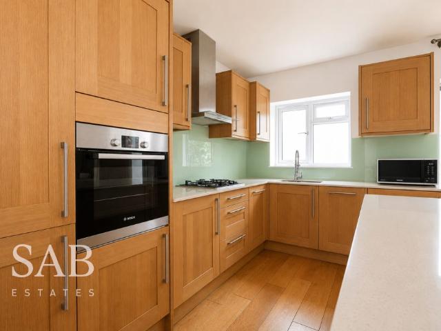 3 Bedrooms Flat to Let