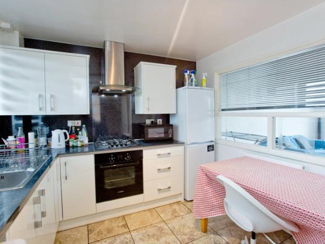 3 Bedrooms flat to rent
