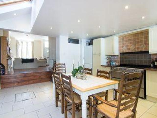 3 Bedrooms for rent in Hannell Road, Fulham SW6