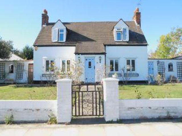 3 Bedrooms for rent in Imperial Drive, Harrow HA2