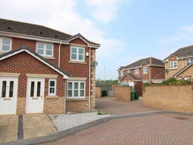 3 Bedrooms for rent in Queens Close, Great Preston, Leeds LS26